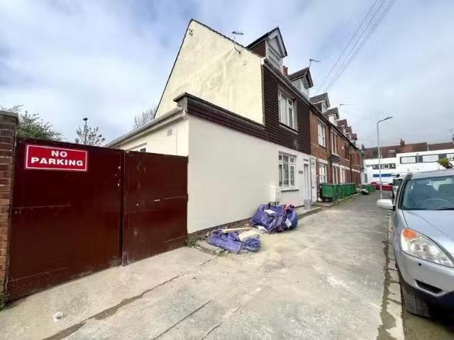 Rental! 6 bedroom semi detached house for rent in Gladstone Ro.