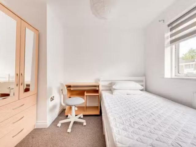 Cozy 7 BA 1 bedroom house for rent in Downs Road, Canterbury.