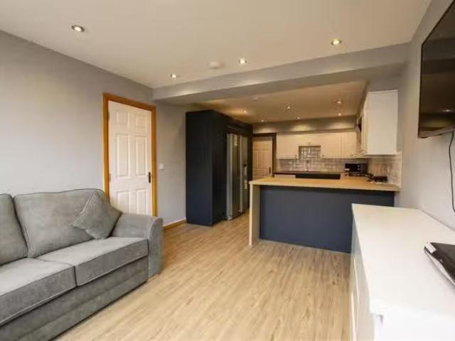 Deal! 8 bedroom house for rent in Raddlebarn Road, Birmingham.
