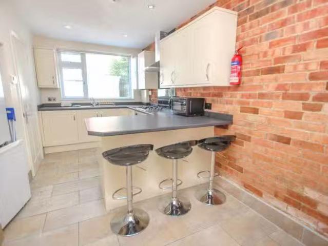 For Rent! 8 bedroom property for rent in Eight bedroom student.