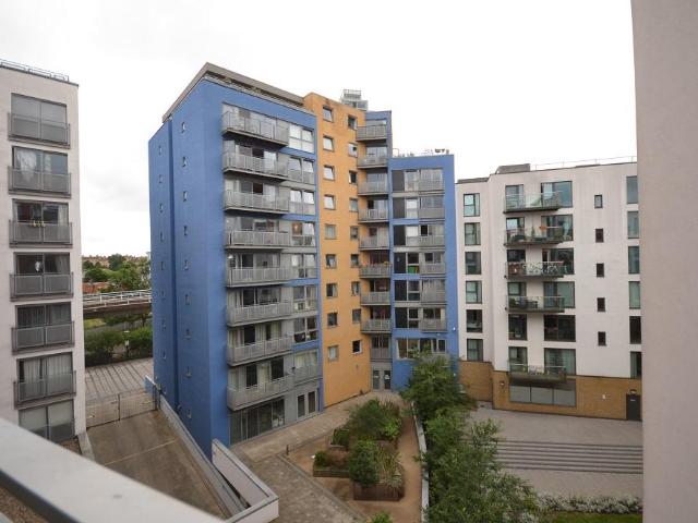 Deals Gateway, London SE13 1 bed flat to rent £1,650 pcm £381 pw