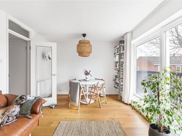 Dean Close, Hackney, London, E9 3 bed terraced house to rent £3,600 pcm £831 pw