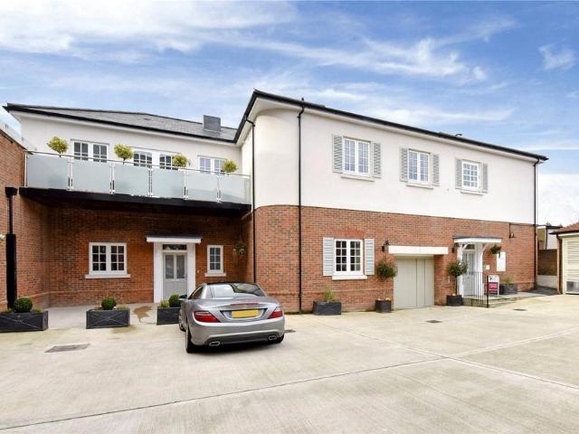 Dean Street, Marlow, Buckinghamshire. 1 bed apartment to rent £1,550 pcm £358 pw