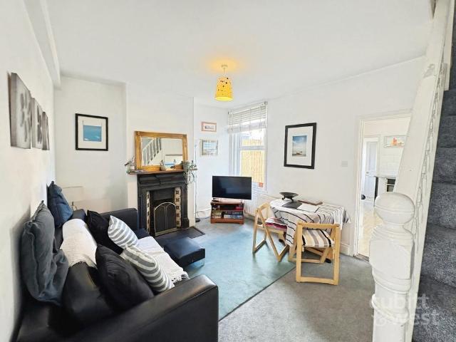 Dean Street Portsmouth PO1 4 bed terraced house to rent £2,300 pcm £531 pw