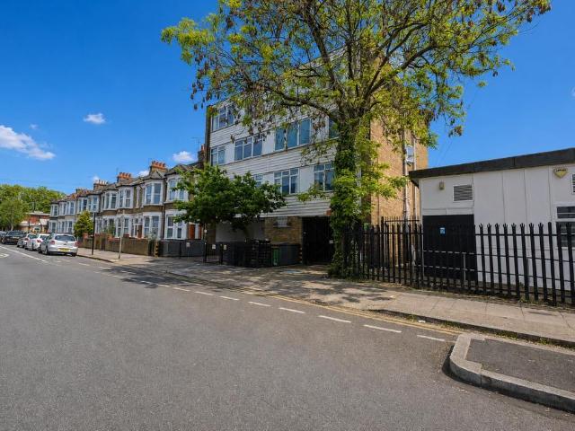 Deanery Road, London, E15 3 bed flat to rent £2,500 pcm £577 pw