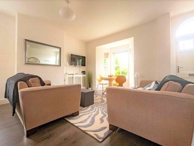 Deanfield Avenue, Henley on Thames. 2 bed apartment to rent £3,350 pcm £773 pw