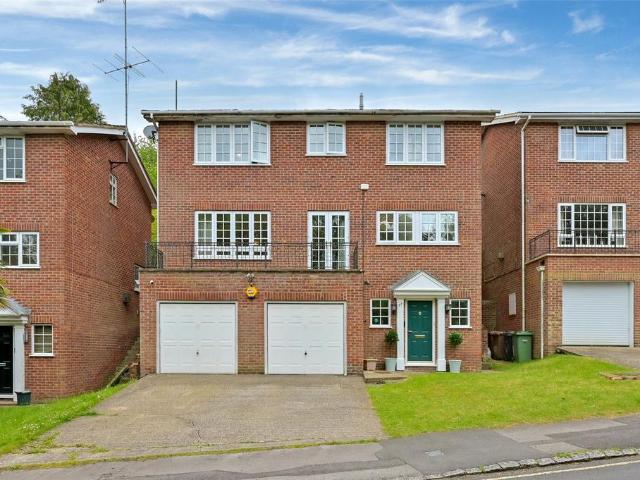 Deanfield Road, Henley on Thames. 4 bed detached house to rent £6,800 pcm £1,569 pw