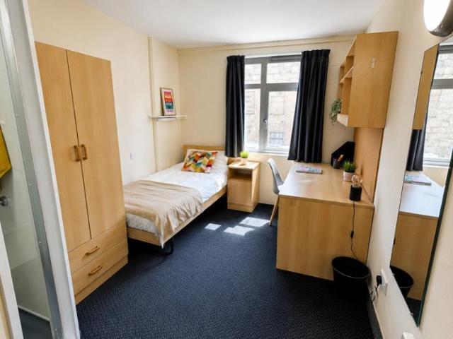 Deans Court, 3 St Georges Road. 1 bed flat to rent £1,005 pcm £232 pw