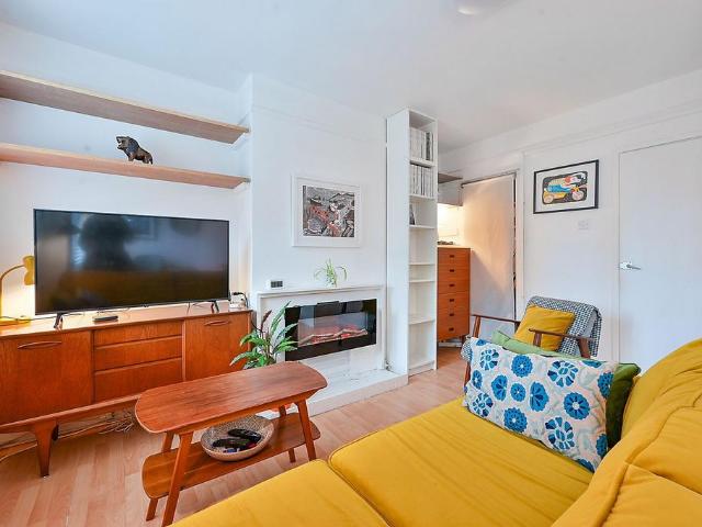 Deans Close, Grove Park, London, W4 Studio to rent £3,000 pcm £692 pw