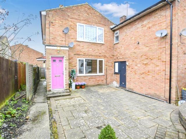 Deans Road, Brentwood 2 bed maisonette to rent £1,450 pcm £335 pw