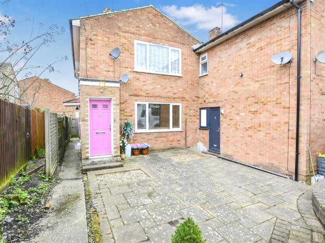 Deans Road, Brentwood CM14, 2 bed maisonette to rent, £1,550 pcm | PrimeLocation