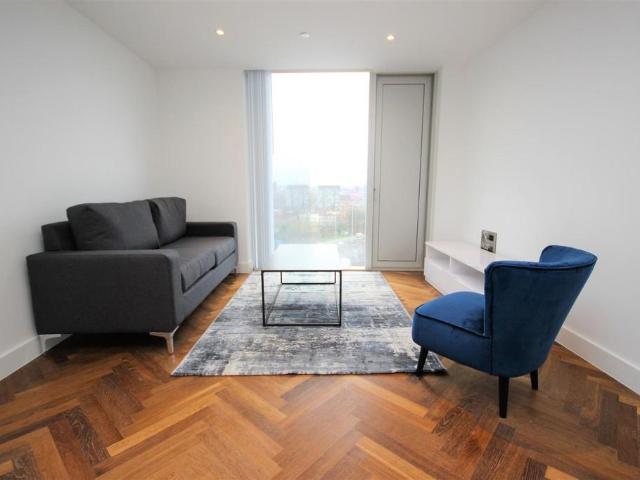 Deansgate Square, South Tower. 1 bed ground floor flat to rent £1,700 pcm £392 pw