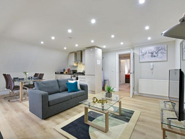 Deanway, Chalfont St. Giles HP8, 1 bed flat to rent, £3,500 pcm | PrimeLocation