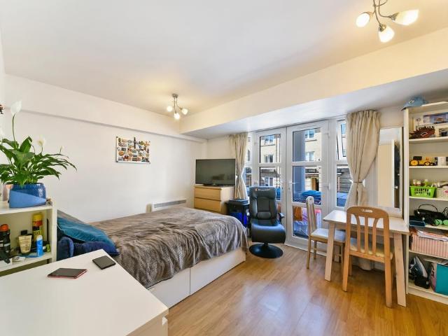 Debruin Court, 17 Ferry Street, Isle. Studio to rent £1,603 pcm £370 pw
