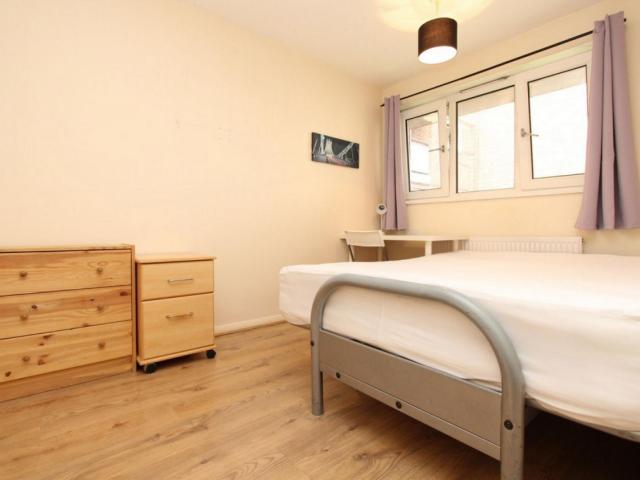 Decent double bedroom near Maryland Rail station Has a Room