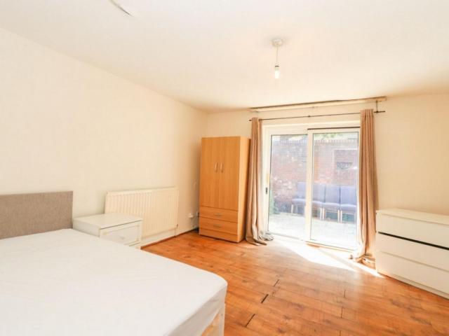 Decent double bedroom with terrace close to Canary Wharf tube station Has a Room
