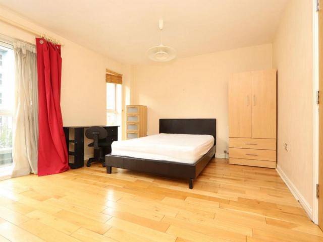 Decent double bedroom with balcony close to the University of East London Has a Room