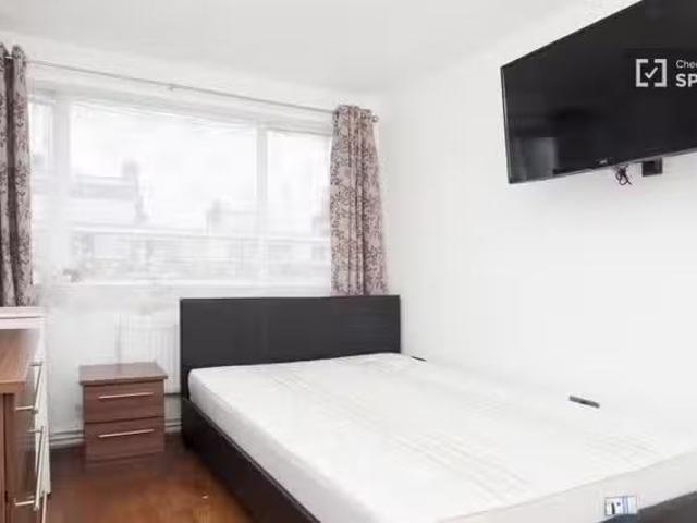 Decorated room in shared flat in Putney, London