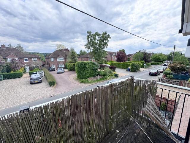 Dedmere Road, Marlow SL7 2 bed maisonette to rent £1,700 pcm £392 pw