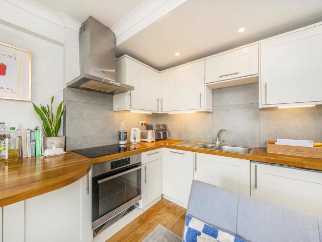 Deepdene Gardens, London SW2 3 bed flat to rent £2,800 pcm £646 pw