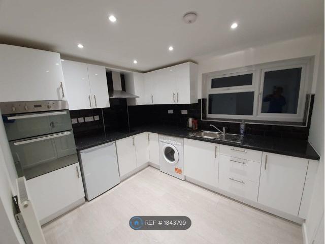 Deepdene Road, Loughton IG10, Room to rent, £800 pcm | PrimeLocation