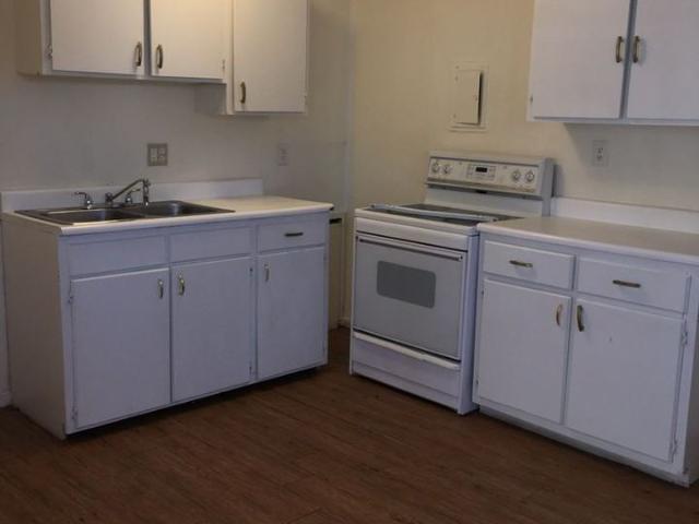 Deer Creek Apartments 3 Bedroom Apartment for Rent at 423 Se Winfield Ave, Topeka, KS 66607 East Topeka North