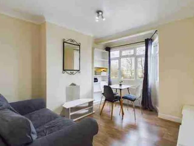 Deer Park Gardens, London, CR4 4DZ, United Kingdom | 2 bed apartment for rent #154575226 | Rentberry