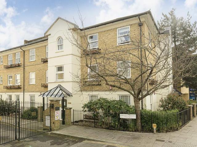 Deerhurst Crescent, Hampton Hill TW12 2 bed flat to rent £1,995 pcm £460 pw