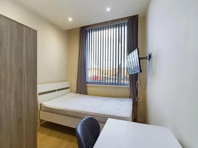 Define Hair & Beauty, Hopwood Street, Liverpool, L5 2RU, United Kingdom | Studio apartment for rent #136748803 | Rentberry