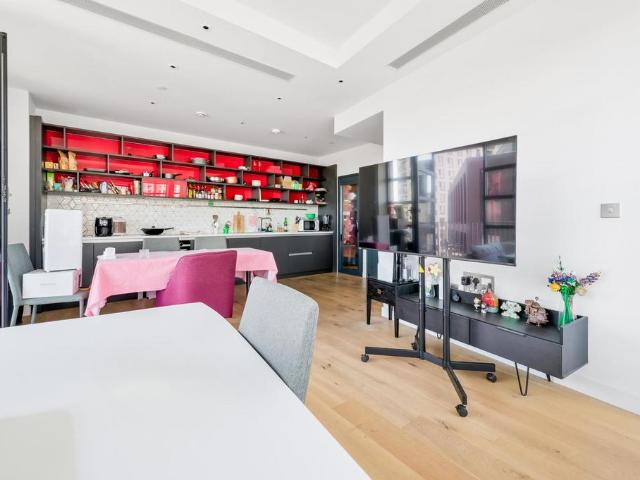 Defoe House, London City Island, E14 3 bed apartment to rent £3,796 pcm £876 pw