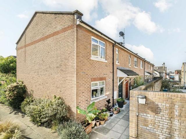Defoe Place, London SW17 3 bed terraced house to rent £3,200 pcm £738 pw