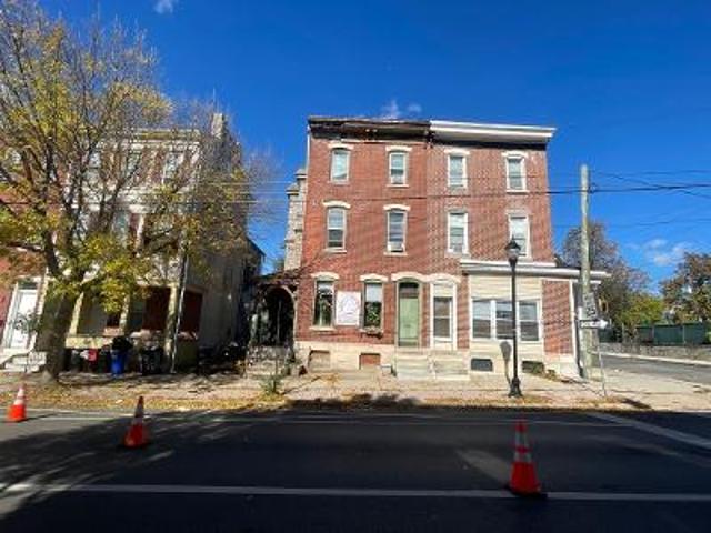 Dekalb St