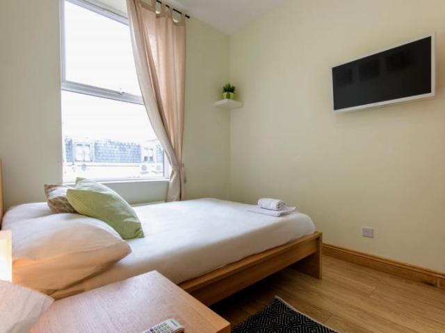 Deluxe double bedroom in a 7 bedroom flat, in Maida Hill Has a Room