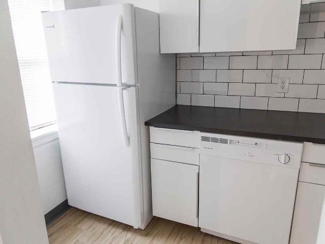 Del Monte 1 Bedroom Apartment for Rent at 200 W Armour Blvd, Kansas City, MO 64111 Broadway Gillham