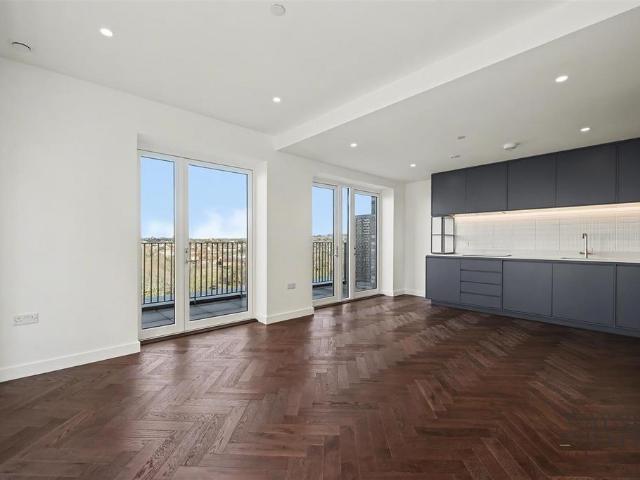 Delamarre House, Brent Cross, NW2 2 bed apartment to rent £2,850 pcm £658 pw