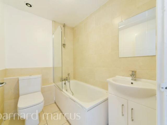 Delaporte Close, EPSOM
