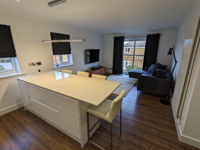 Delfont Close, Crawley, RH10 2 bed flat to rent £1,550 pcm £358 pw