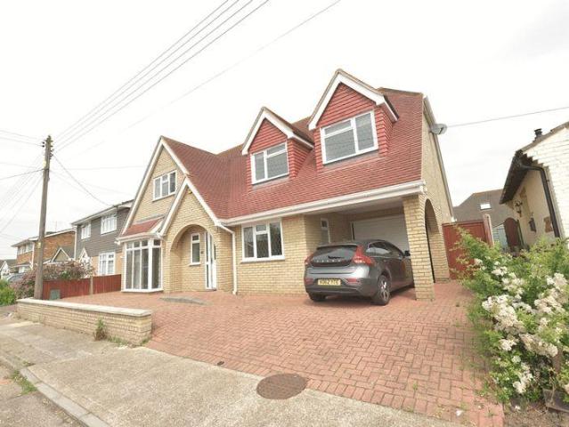 Delfzul Road, Canvey Island 4 bed detached house to rent £2,100 pcm £485 pw