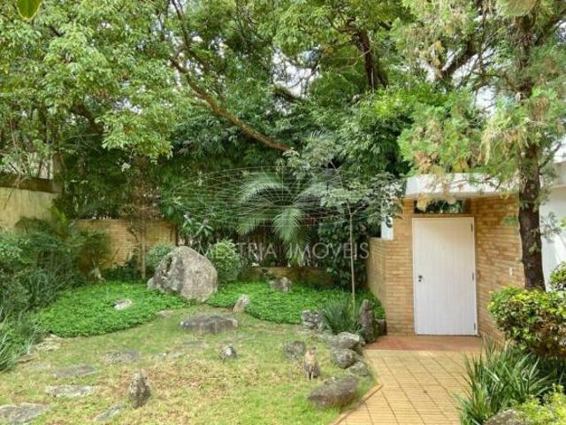 Deliciosa casa térrea com piscina, jardim e edícula em uma excelente rua do bairro!