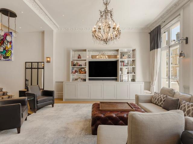 Delightful mansion block apartment for rent in central South Kensington
