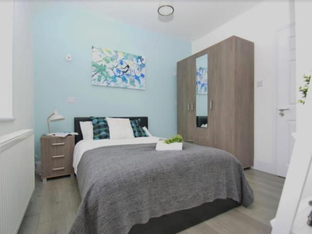 Delightful double ensuite bedroom near the White City tube Has a Room