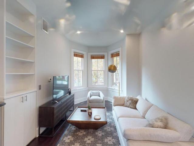 Delightful Logan Circle townhome with patio