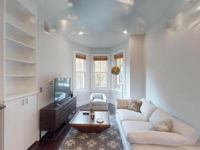 Delightful Logan Circle townhome with patio