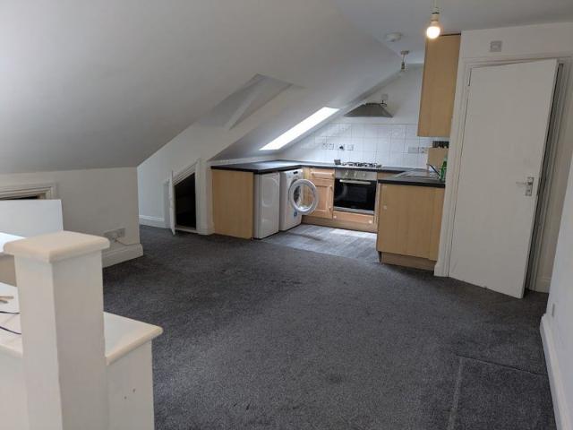 Delightful 1 bedroom top floor flat on Brondesbury