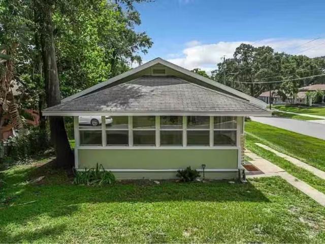Delightful 2 bedroom, 1 bathroom single family rental home. Si.