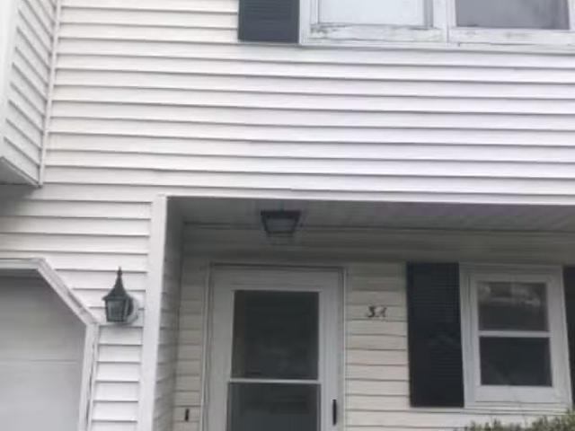Delmar 3br 1and 1/2 bath town house Bethlehem schools. Privet.