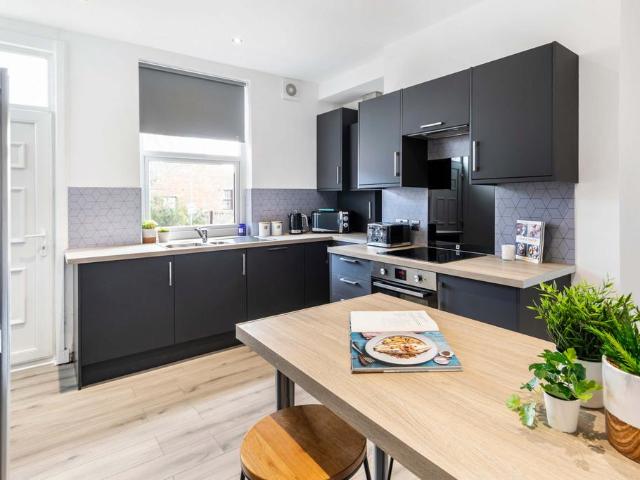 Delph Lane, Leeds LS6 6 bed house to rent £3,536 pcm £816 pw
