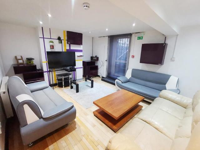 Delph Mount, Woodhouse 6 bed house to rent £2,850 pcm £658 pw