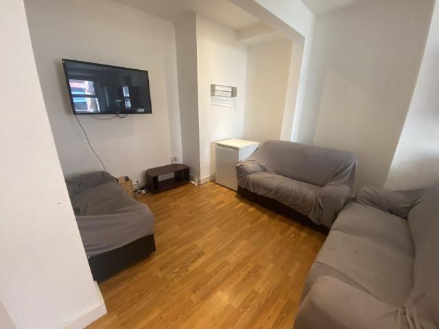 Delph Mount, Woodhouse, Leeds, LS6 2HS 5 bed terraced house to rent £2,470 pcm £570 pw