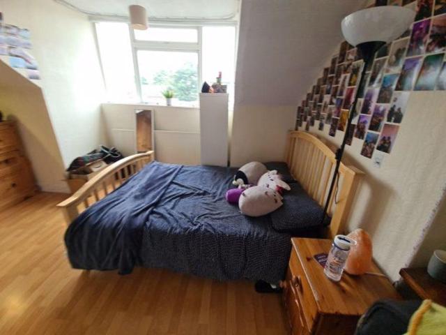 Delph Mount, Leeds 6 bed house to rent £3,042 pcm £702 pw